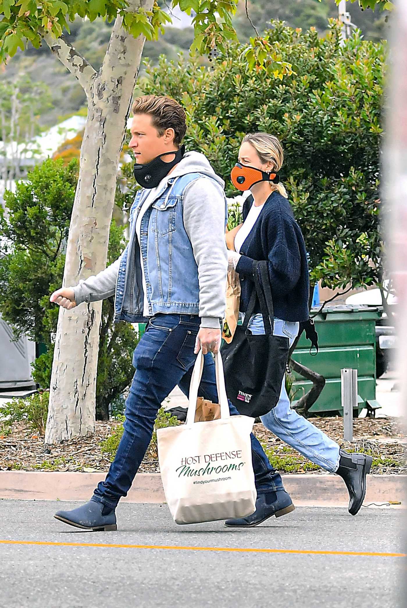 Brie Larson in Jeans Out in New York – Celebrity Wiki -> onceleb.wiki