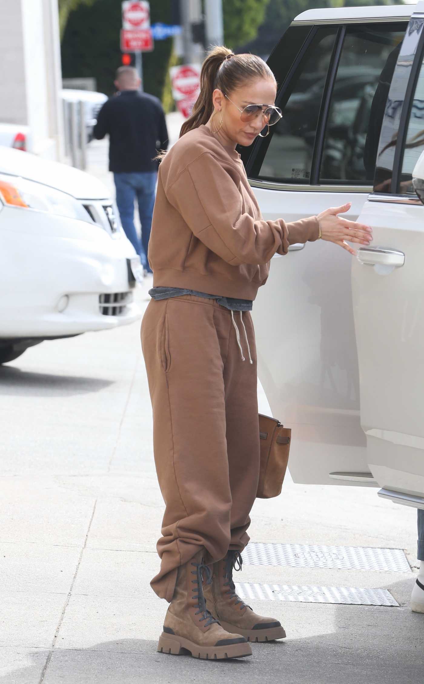 Jennifer Lopez in Shorts On A Yacht – Celebrity Wiki -> onceleb.wiki