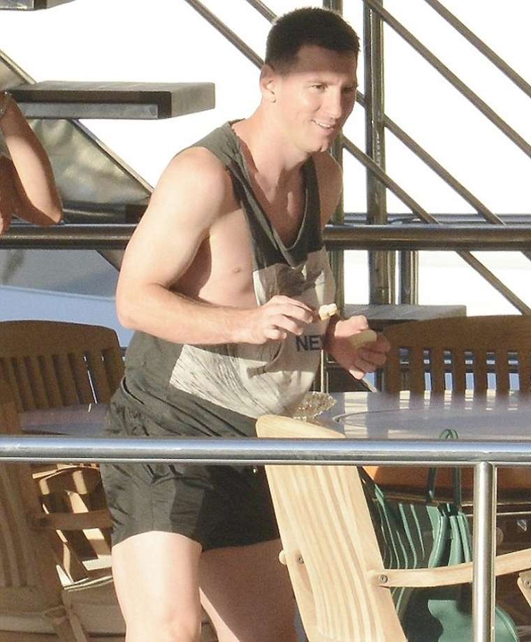 Antonella Roccuzzo wear thong bikini Lionel Messis girlfriend ...