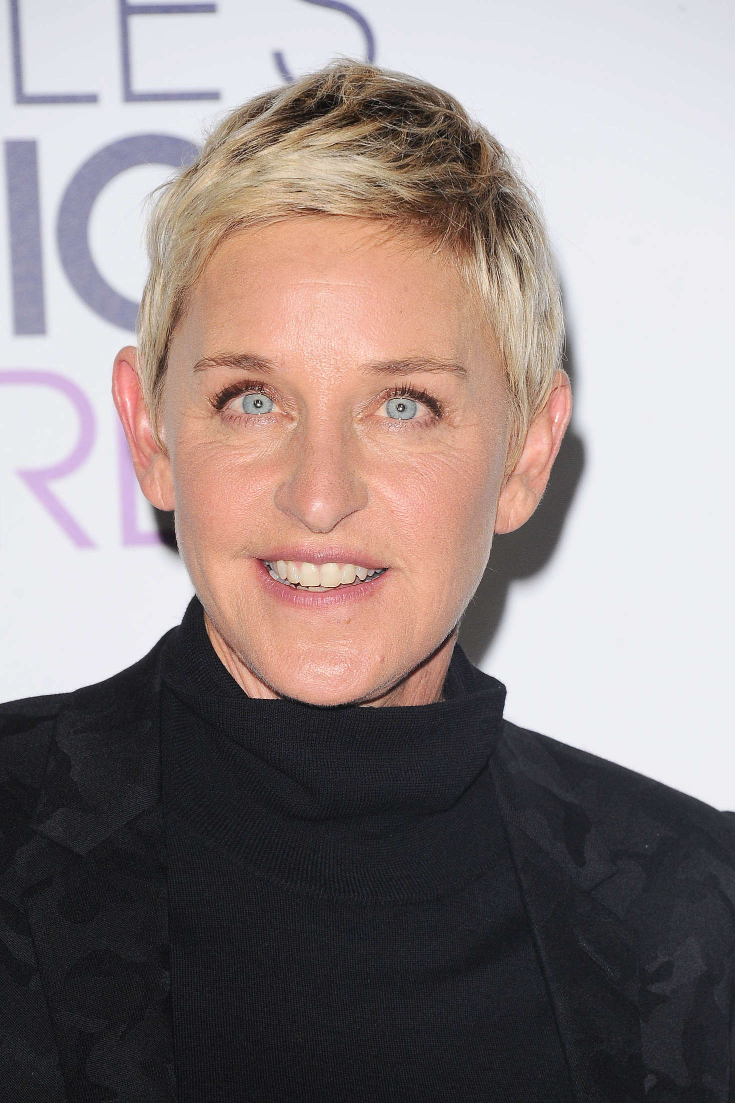 Ellen DeGeneres in a Blue Shirt Was Seen Out with Portia DeRossi in ...